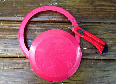 Use Old Frisbees To Make A Holiday Wreath - Hobby Farms